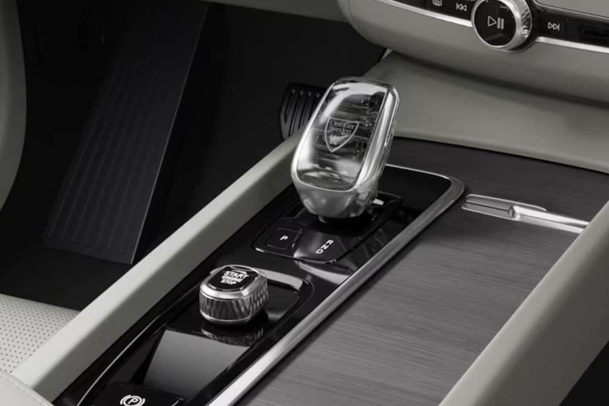 StriveME - فولفو اكس سي 60 2024.. مزايا رائعة أعجبتنا أبرزها مسكة القير